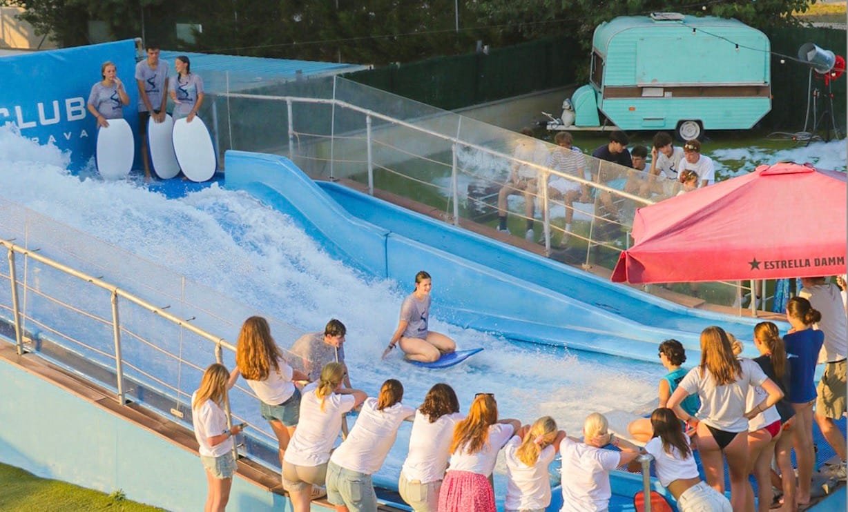 Waveclub Empuriabrava – Surf Simulator Experience at Windoor